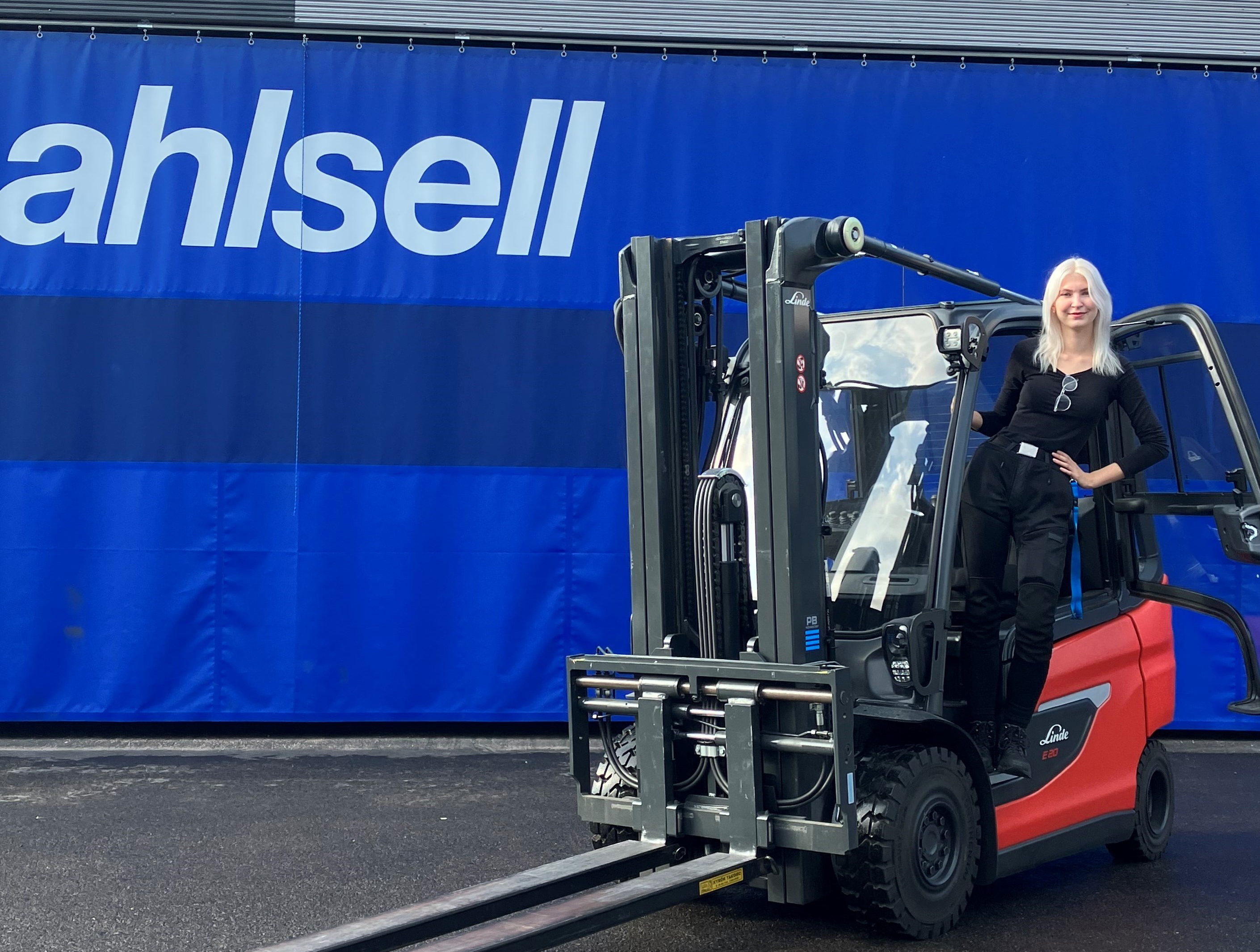 Myymälämyyjä Iida Saario